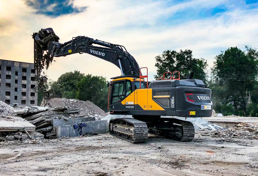 Volvo Kettenbagger EC380 im Einsatz zum Rückbau einer ehemaligen Kaserne